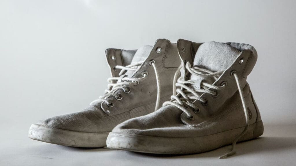 8 Cara Menghilangkan Bau Sepatu dengan Mudah dan Efektif